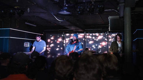 Glom: Schimmernde Riffs | TEN OF CLUBS | Exklusives Interview